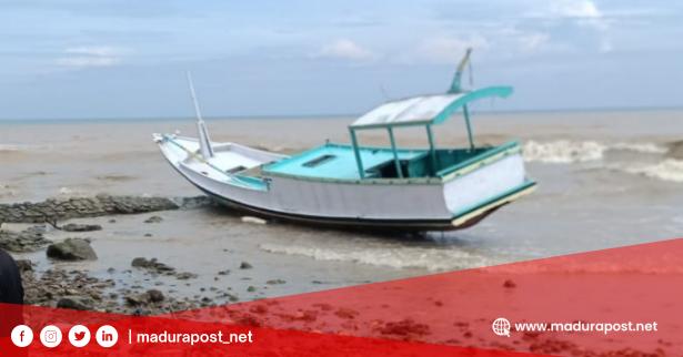 Diterjang Ombak, Perahu Nelayan di Pamekasan Hancur Saat Hampir Sandar - Madura Post